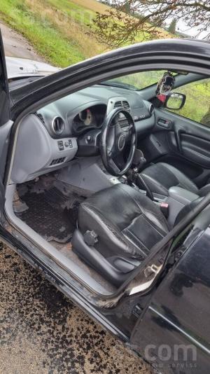 Melns Toyota RAV4 2003 Bauska, ar dzinēja tilpumu 2.00 L un nobraukumu 397 tūkst. km par 2400 €, foto 10 vietnē AUTOMOTO.COM.LV