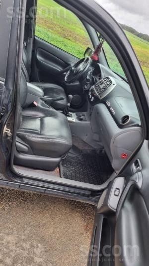 Melns Toyota RAV4 2003 Bauska, ar dzinēja tilpumu 2.00 L un nobraukumu 397 tūkst. km par 2400 €, foto 11 vietnē AUTOMOTO.COM.LV