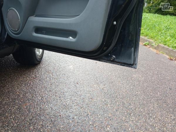 Black Toyota RAV4 2003 in Vilnius, with an engine capacity of 2.00 L and mileage of 300 thousand km for 2690 €, photo 10 on AUTOMOTO.COM.LV