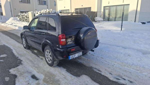 Melns Toyota RAV4 2004 Viļņa, ar dzinēja tilpumu 2.00 L un nobraukumu 252 tūkst. km par 4750 €, foto 3 vietnē AUTOMOTO.COM.LV