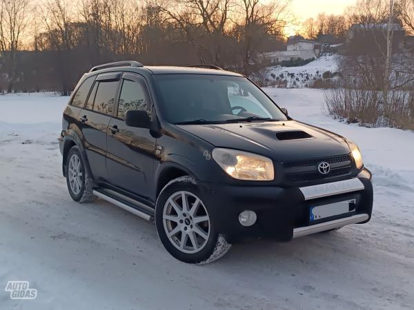 Melns Toyota RAV4 2004 Šauļi, ar dzinēja tilpumu 2.00 L un nobraukumu 320 tūkst. km par 3750 €, foto 1 vietnē AUTOMOTO.COM.LV