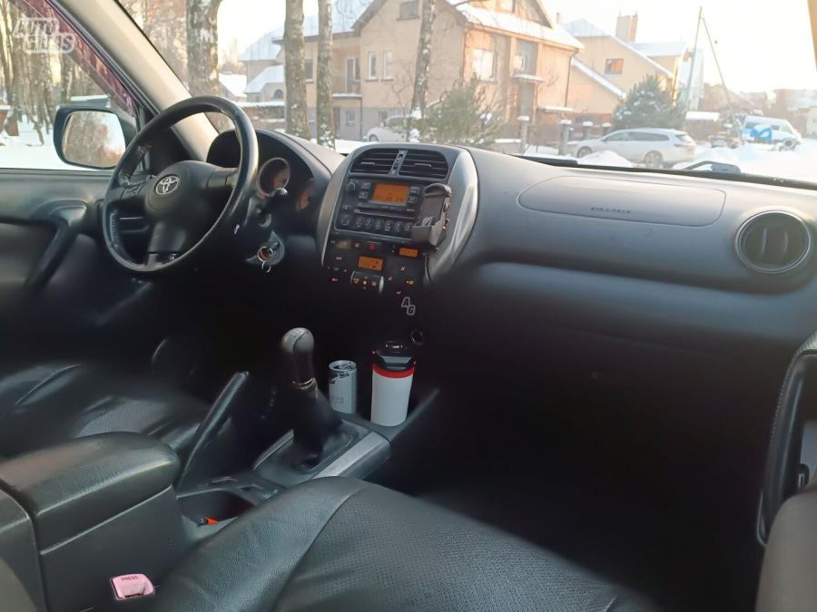 Melns Toyota RAV4 2004 Šauļi, ar dzinēja tilpumu 2.00 L un nobraukumu 320 tūkst. km par 3750 €, foto 9 vietnē AUTOMOTO.COM.LV