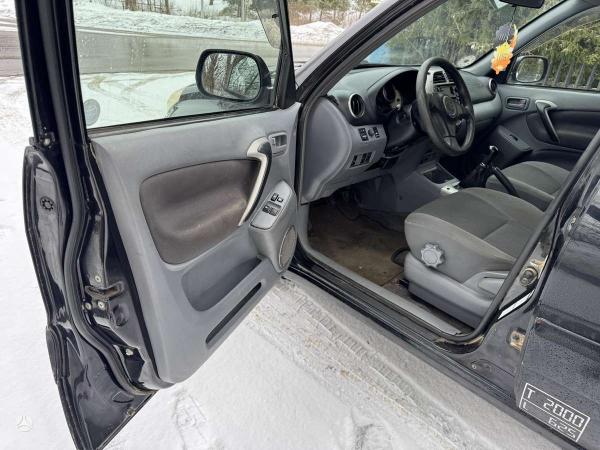 Melns Toyota RAV4 2004 Viļņa, ar dzinēja tilpumu 2.00 L un nobraukumu 250 tūkst. km par 2200 €, foto 9 vietnē AUTOMOTO.COM.LV