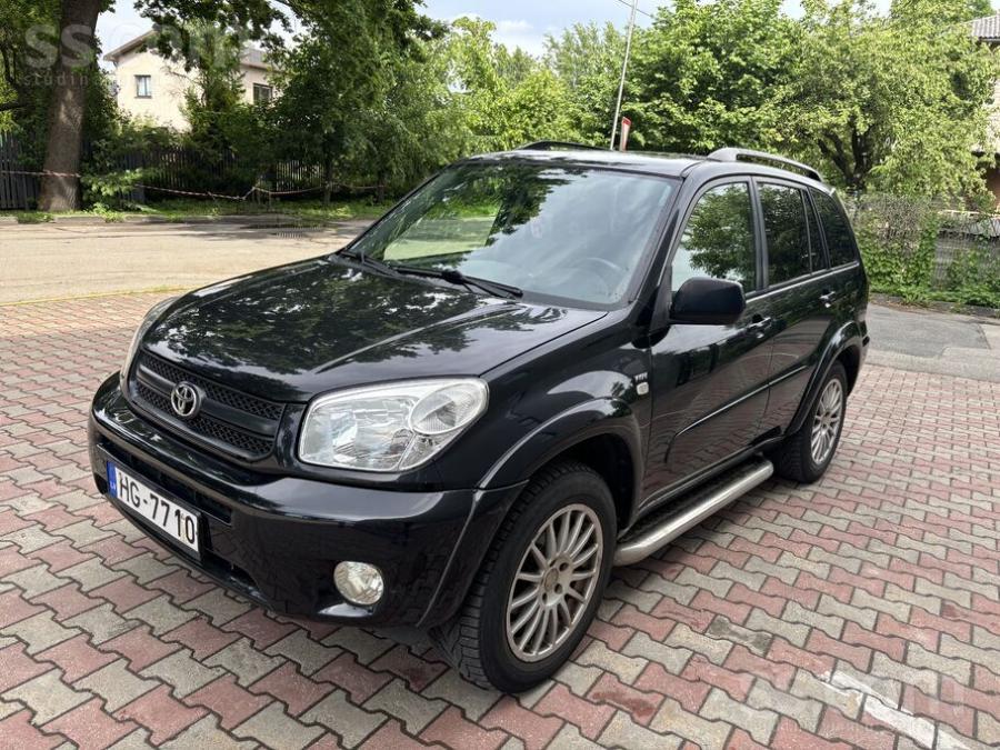 Black Toyota RAV4 2004 in Riga, with an engine capacity of 2.00 L and mileage of 288 thousand km for 3190 €, photo 1 on AUTOMOTO.COM.LV