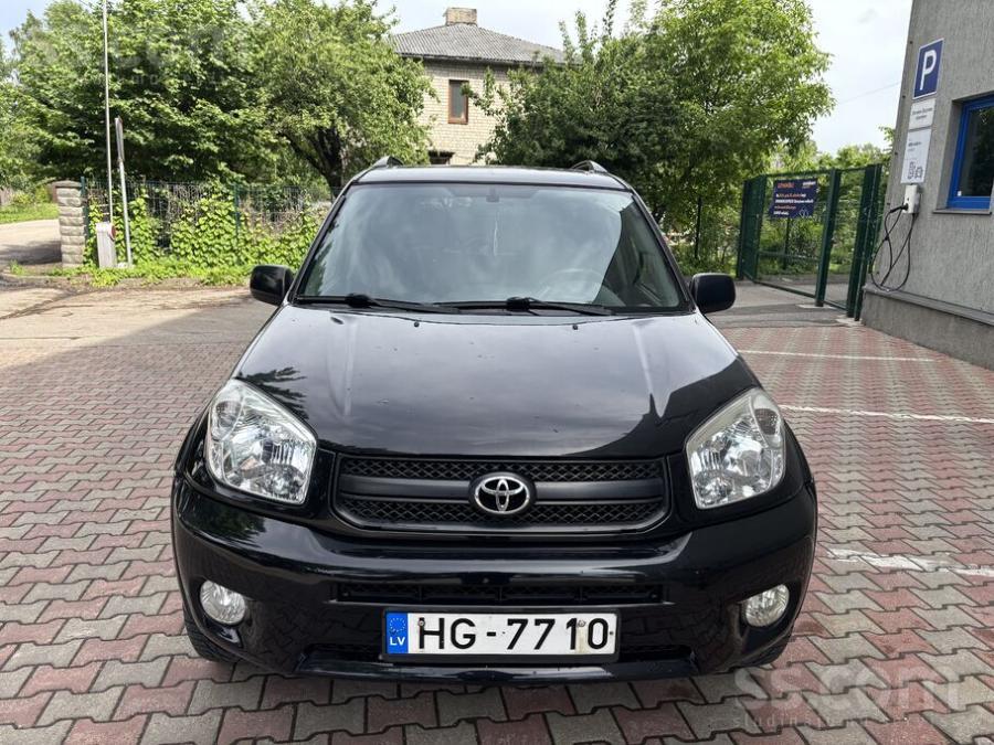 Black Toyota RAV4 2004 in Riga, with an engine capacity of 2.00 L and mileage of 288 thousand km for 3190 €, photo 3 on AUTOMOTO.COM.LV
