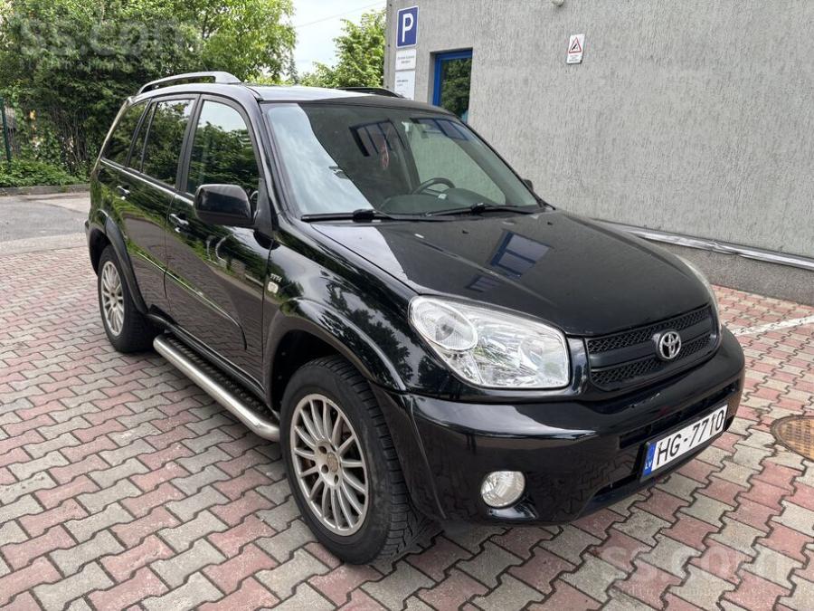 Black Toyota RAV4 2004 in Riga, with an engine capacity of 2.00 L and mileage of 288 thousand km for 3190 €, photo 4 on AUTOMOTO.COM.LV