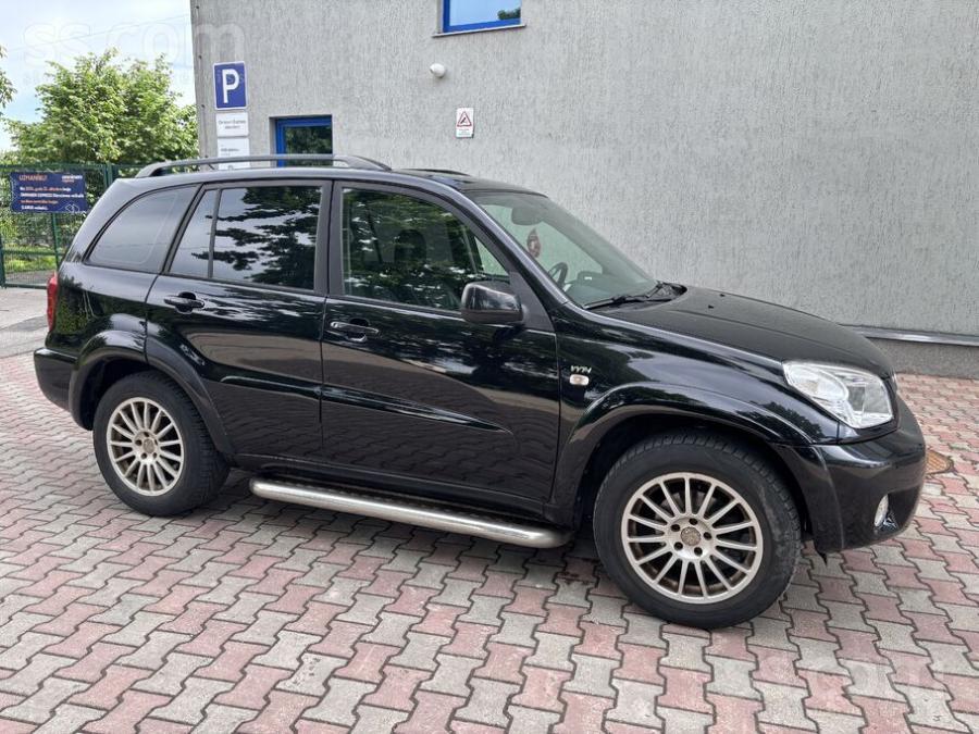 Black Toyota RAV4 2004 in Riga, with an engine capacity of 2.00 L and mileage of 288 thousand km for 3190 €, photo 5 on AUTOMOTO.COM.LV