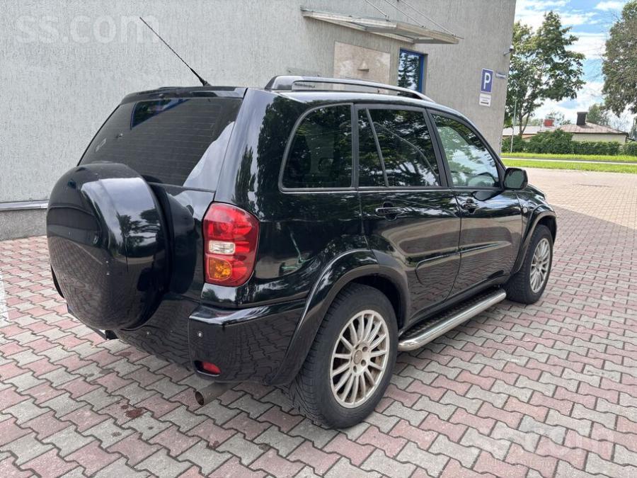 Black Toyota RAV4 2004 in Riga, with an engine capacity of 2.00 L and mileage of 288 thousand km for 3190 €, photo 6 on AUTOMOTO.COM.LV
