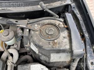 Black Toyota RAV4 2004 in Riga, with an engine capacity of 2.00 L and mileage of 288 thousand km for 3190 €, photo 13 on AUTOMOTO.COM.LV