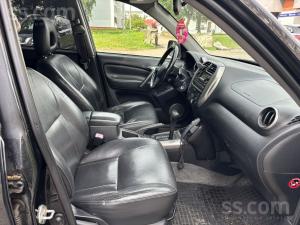 Black Toyota RAV4 2004 in Riga, with an engine capacity of 2.00 L and mileage of 288 thousand km for 3190 €, photo 16 on AUTOMOTO.COM.LV