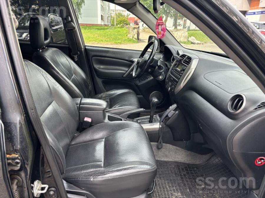 Black Toyota RAV4 2004 in Riga, with an engine capacity of 2.00 L and mileage of 288 thousand km for 3190 €, photo 16 on AUTOMOTO.COM.LV