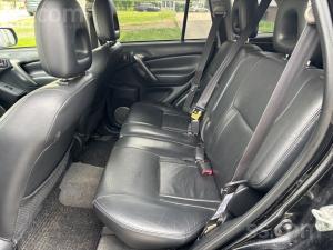 Black Toyota RAV4 2004 in Riga, with an engine capacity of 2.00 L and mileage of 288 thousand km for 3190 €, photo 18 on AUTOMOTO.COM.LV