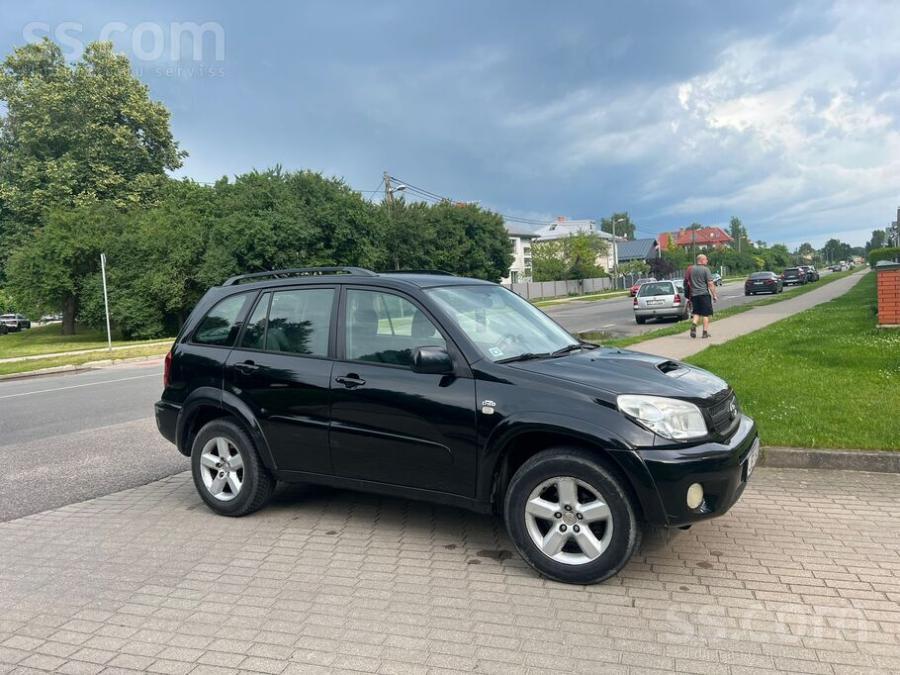 Black Toyota RAV4 2004 in Riga, with an engine capacity of 2.00 L and mileage of 328 thousand km for 2200 €, photo 1 on AUTOMOTO.COM.LV