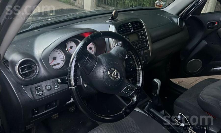 Black Toyota RAV4 2004 in Riga, with an engine capacity of 2.00 L and mileage of 328 thousand km for 2200 €, photo 3 on AUTOMOTO.COM.LV
