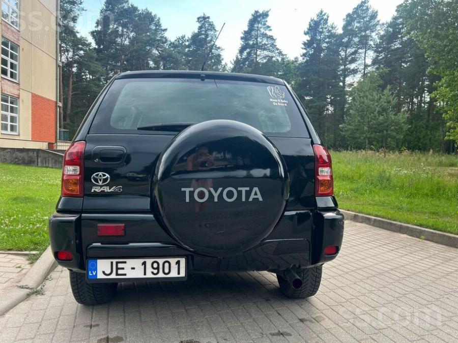 Black Toyota RAV4 2004 in Riga, with an engine capacity of 2.00 L and mileage of 328 thousand km for 2200 €, photo 4 on AUTOMOTO.COM.LV