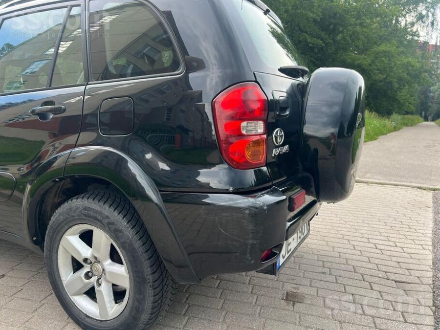 Black Toyota RAV4 2004 in Riga, with an engine capacity of 2.00 L and mileage of 328 thousand km for 2200 €, photo 5 on AUTOMOTO.COM.LV