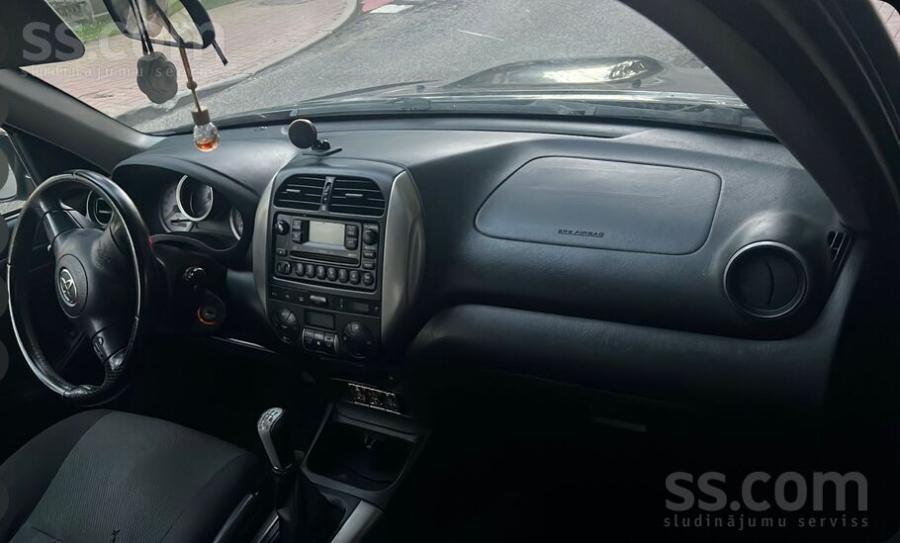 Black Toyota RAV4 2004 in Riga, with an engine capacity of 2.00 L and mileage of 328 thousand km for 2200 €, photo 8 on AUTOMOTO.COM.LV
