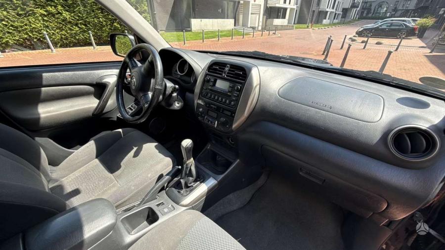 Black Toyota RAV4 2004 in Vilnius, with an engine capacity of 2.00 L and mileage of 327 thousand km for 3500 €, photo 11 on AUTOMOTO.COM.LV