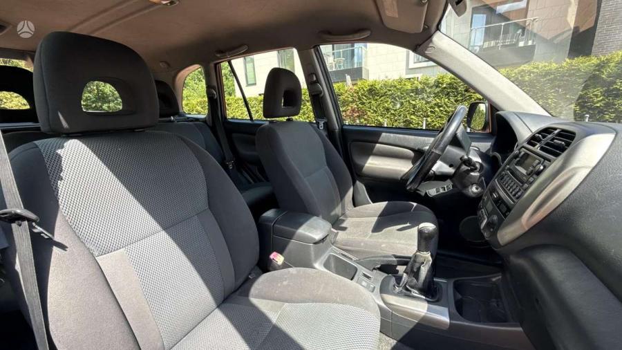 Black Toyota RAV4 2004 in Vilnius, with an engine capacity of 2.00 L and mileage of 327 thousand km for 3500 €, photo 12 on AUTOMOTO.COM.LV