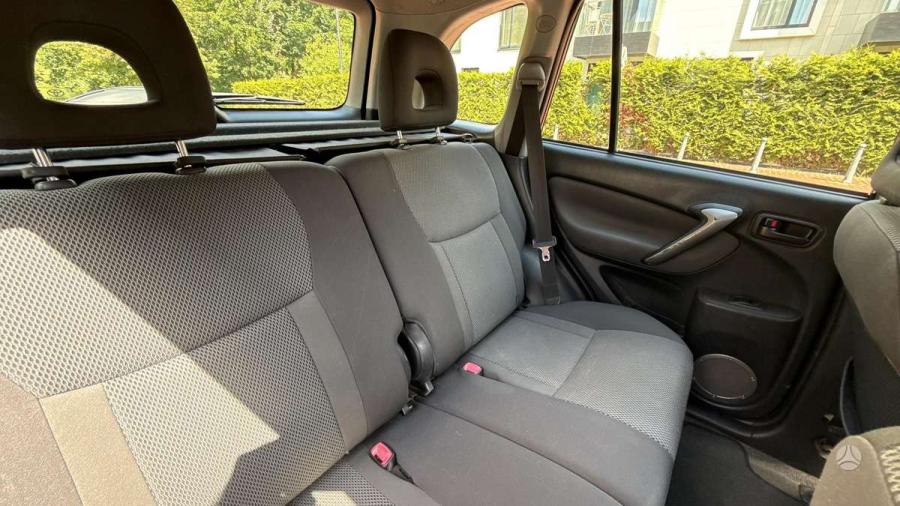 Black Toyota RAV4 2004 in Vilnius, with an engine capacity of 2.00 L and mileage of 327 thousand km for 3500 €, photo 14 on AUTOMOTO.COM.LV