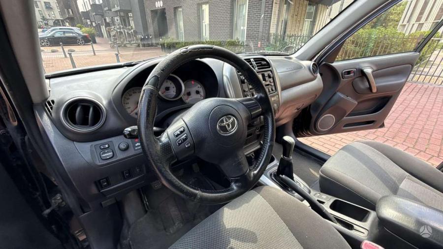 Black Toyota RAV4 2004 in Vilnius, with an engine capacity of 2.00 L and mileage of 327 thousand km for 3500 €, photo 15 on AUTOMOTO.COM.LV