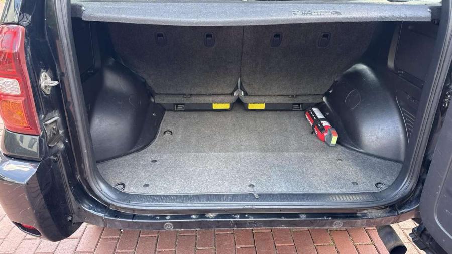 Black Toyota RAV4 2004 in Vilnius, with an engine capacity of 2.00 L and mileage of 327 thousand km for 3500 €, photo 17 on AUTOMOTO.COM.LV