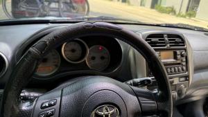 Black Toyota RAV4 2004 in Vilnius, with an engine capacity of 2.00 L and mileage of 327 thousand km for 3500 €, photo 19 on AUTOMOTO.COM.LV