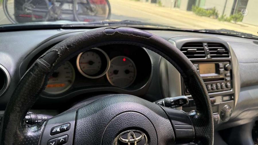 Black Toyota RAV4 2004 in Vilnius, with an engine capacity of 2.00 L and mileage of 327 thousand km for 3500 €, photo 19 on AUTOMOTO.COM.LV
