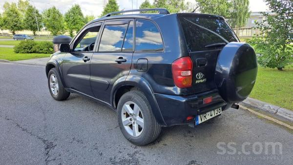 Black Toyota RAV4 2004 in Riga, with an engine capacity of 2.00 L and mileage of 226 thousand km for 2100 €, photo 3 on AUTOMOTO.COM.LV