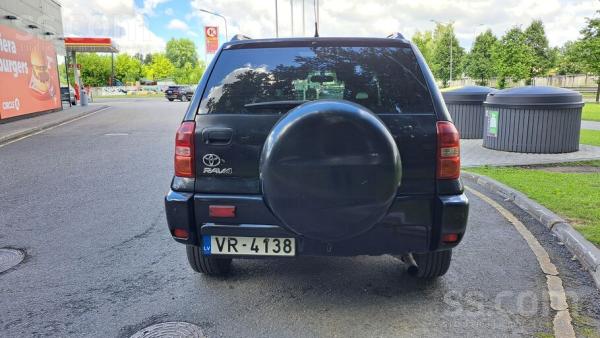 Black Toyota RAV4 2004 in Riga, with an engine capacity of 2.00 L and mileage of 226 thousand km for 2100 €, photo 4 on AUTOMOTO.COM.LV