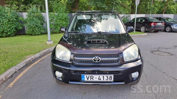Black Toyota RAV4 2004 in Riga, with an engine capacity of 2.00 L and mileage of 226 thousand km for 2100 €, photo 5 on AUTOMOTO.COM.LV