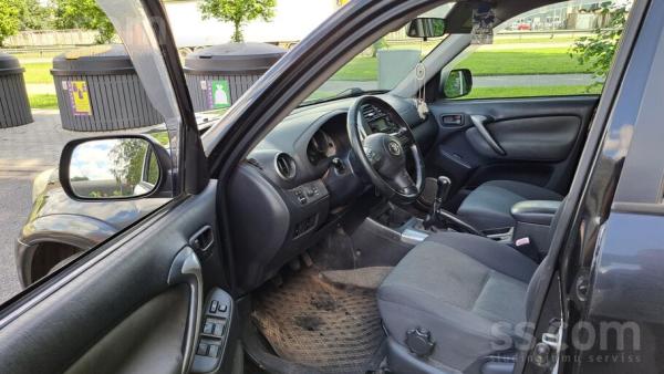 Black Toyota RAV4 2004 in Riga, with an engine capacity of 2.00 L and mileage of 226 thousand km for 2100 €, photo 9 on AUTOMOTO.COM.LV