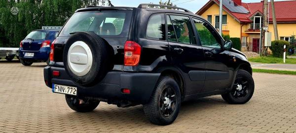 Melns Toyota RAV4 2004 Viļņa, ar dzinēja tilpumu 2.00 L un nobraukumu 320 tūkst. km par 2500 €, foto 3 vietnē AUTOMOTO.COM.LV