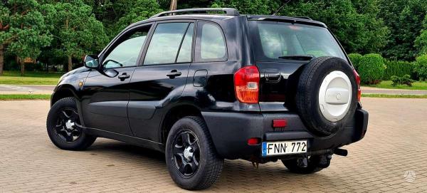 Melns Toyota RAV4 2004 Viļņa, ar dzinēja tilpumu 2.00 L un nobraukumu 320 tūkst. km par 2500 €, foto 4 vietnē AUTOMOTO.COM.LV