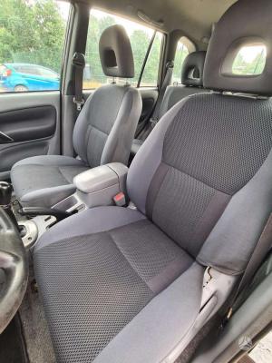 Black Toyota RAV4 2004 in Vilnius, with an engine capacity of 2.00 L and mileage of 320 thousand km for 2500 €, photo 31 on AUTOMOTO.COM.LV