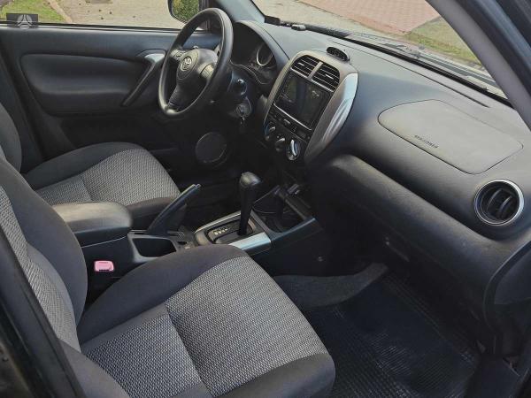 Black Toyota RAV4 2004 in Vilnius, with an engine capacity of 0.00 L and mileage of 162 thousand km for 2350 €, photo 5 on AUTOMOTO.COM.LV