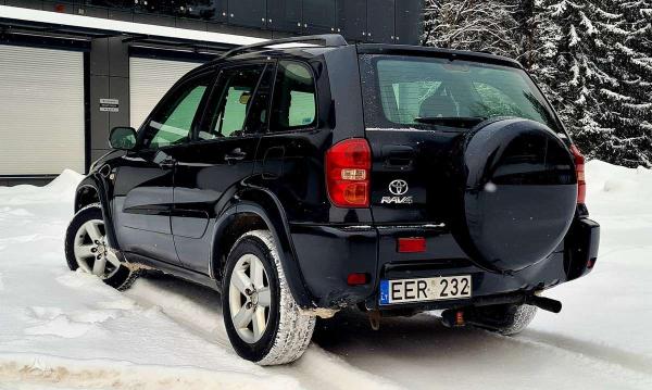 Melns Toyota RAV4 2005 Viļņa, ar dzinēja tilpumu 2.00 L un nobraukumu 324 tūkst. km par 3750 €, foto 3 vietnē AUTOMOTO.COM.LV