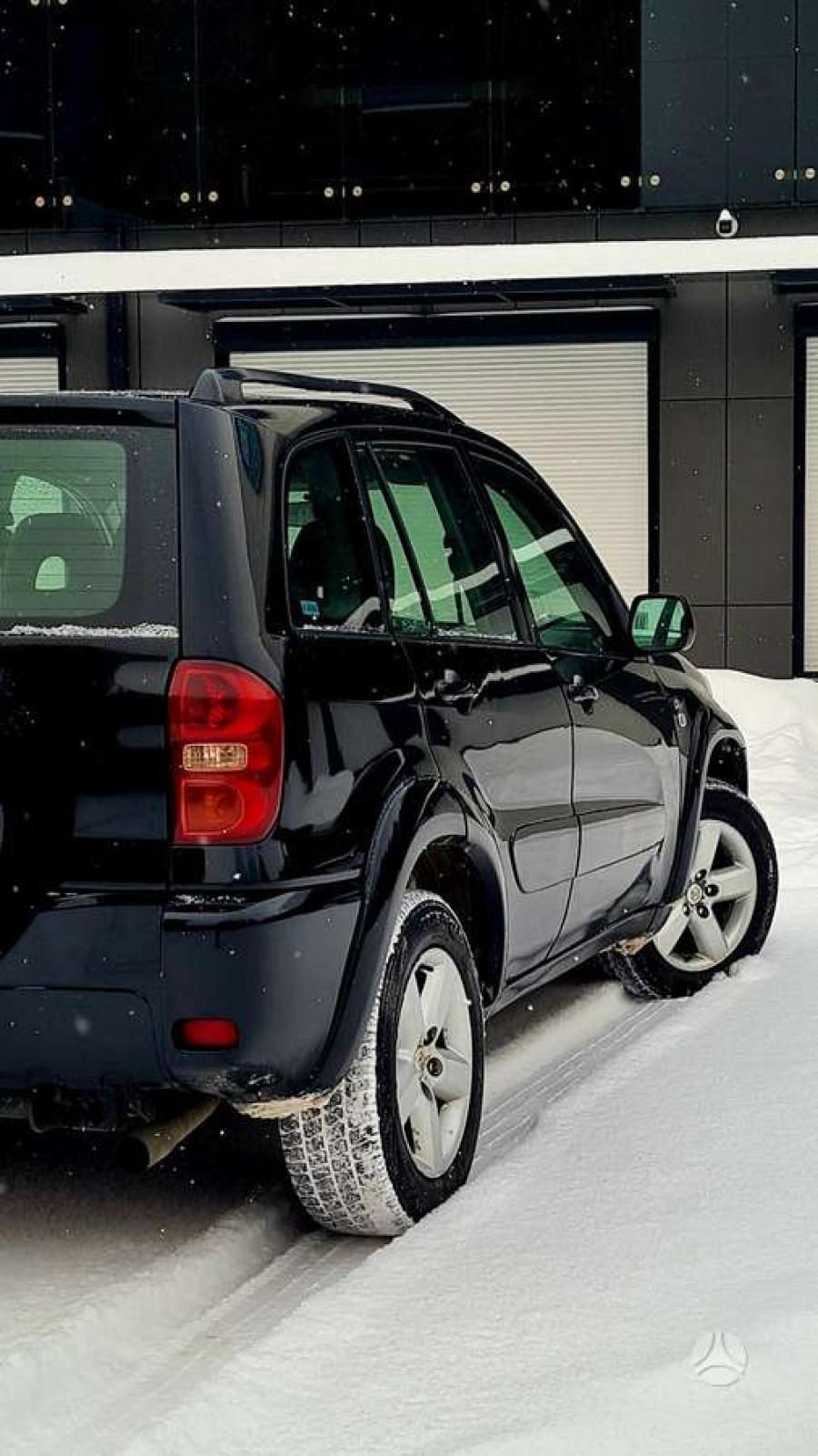 Black Toyota RAV4 2005 in Vilnius, with an engine capacity of 2.00 L and mileage of 324 thousand km for 3750 €, photo 13 on AUTOMOTO.COM.LV
