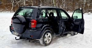 Black Toyota RAV4 2005 in Vilnius, with an engine capacity of 2.00 L and mileage of 324 thousand km for 3750 €, photo 17 on AUTOMOTO.COM.LV
