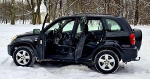 Black Toyota RAV4 2005 in Vilnius, with an engine capacity of 2.00 L and mileage of 324 thousand km for 3750 €, photo 20 on AUTOMOTO.COM.LV