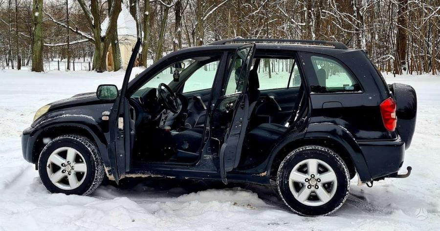 Black Toyota RAV4 2005 in Vilnius, with an engine capacity of 2.00 L and mileage of 324 thousand km for 3750 €, photo 20 on AUTOMOTO.COM.LV