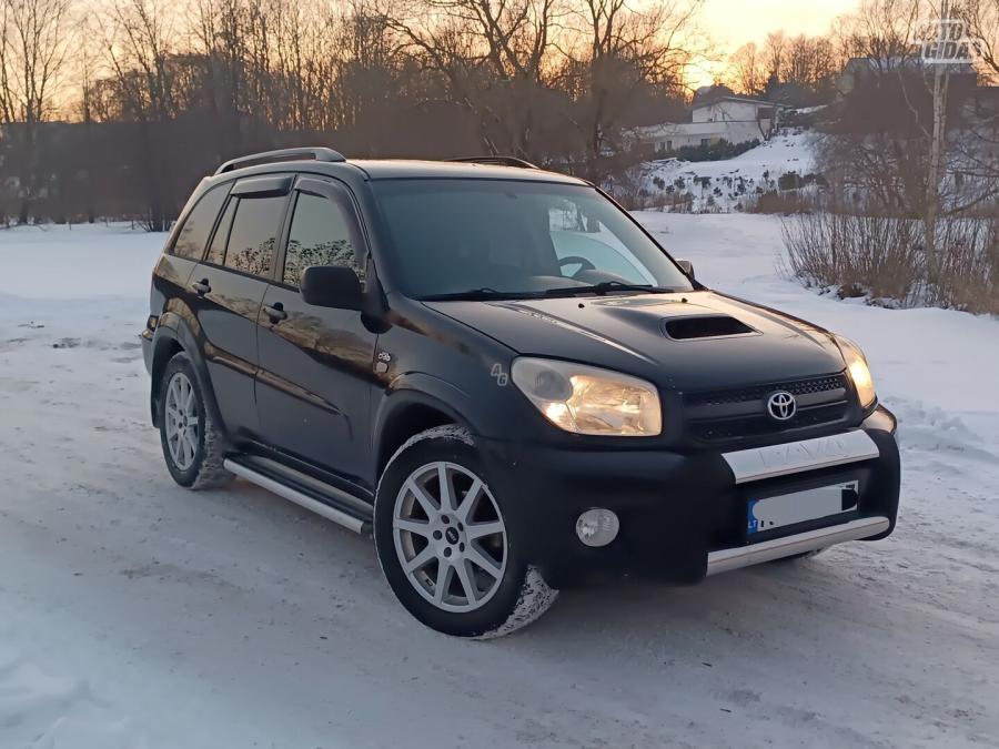 Melns Toyota RAV4 2005 Šauļi, ar dzinēja tilpumu 2.00 L un nobraukumu 320 tūkst. km par 3750 €, foto 1 vietnē AUTOMOTO.COM.LV