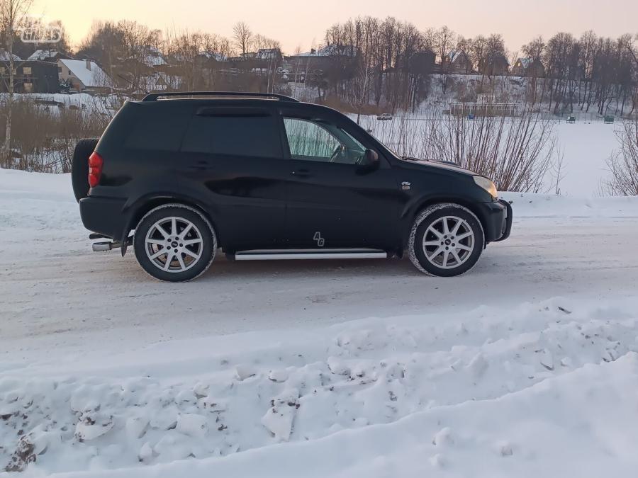 Melns Toyota RAV4 2005 Šauļi, ar dzinēja tilpumu 2.00 L un nobraukumu 320 tūkst. km par 3750 €, foto 2 vietnē AUTOMOTO.COM.LV