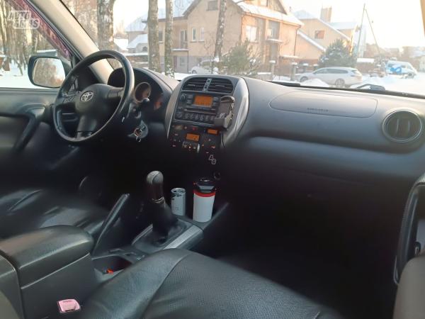 Melns Toyota RAV4 2005 Šauļi, ar dzinēja tilpumu 2.00 L un nobraukumu 320 tūkst. km par 3750 €, foto 9 vietnē AUTOMOTO.COM.LV