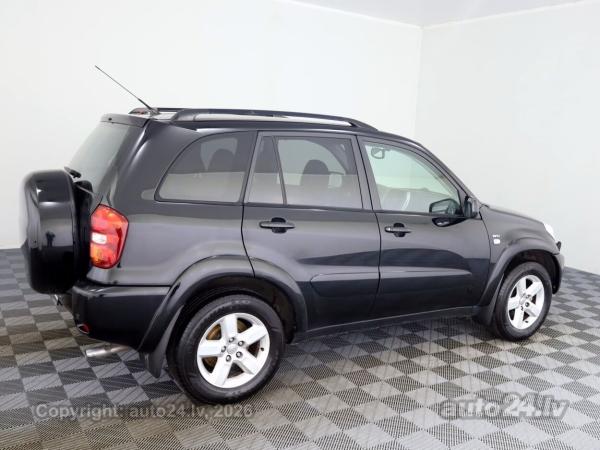 Melns Toyota RAV4 2005 Tallina, ar dzinēja tilpumu 2.00 L un nobraukumu 153 tūkst. km par 3699 €, foto 3 vietnē AUTOMOTO.COM.LV