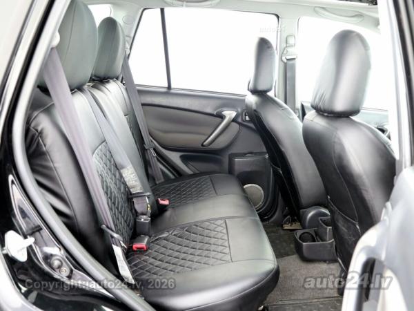 Melns Toyota RAV4 2005 Tallina, ar dzinēja tilpumu 2.00 L un nobraukumu 153 tūkst. km par 3699 €, foto 7 vietnē AUTOMOTO.COM.LV