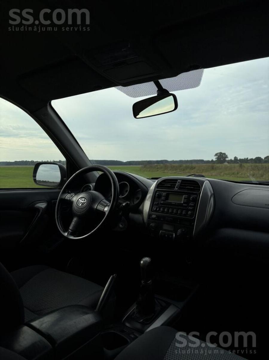 Black Toyota RAV4 2005 in Bauska, with an engine capacity of 2.00 L and mileage of 334 thousand km for 2500 €, photo 4 on AUTOMOTO.COM.LV