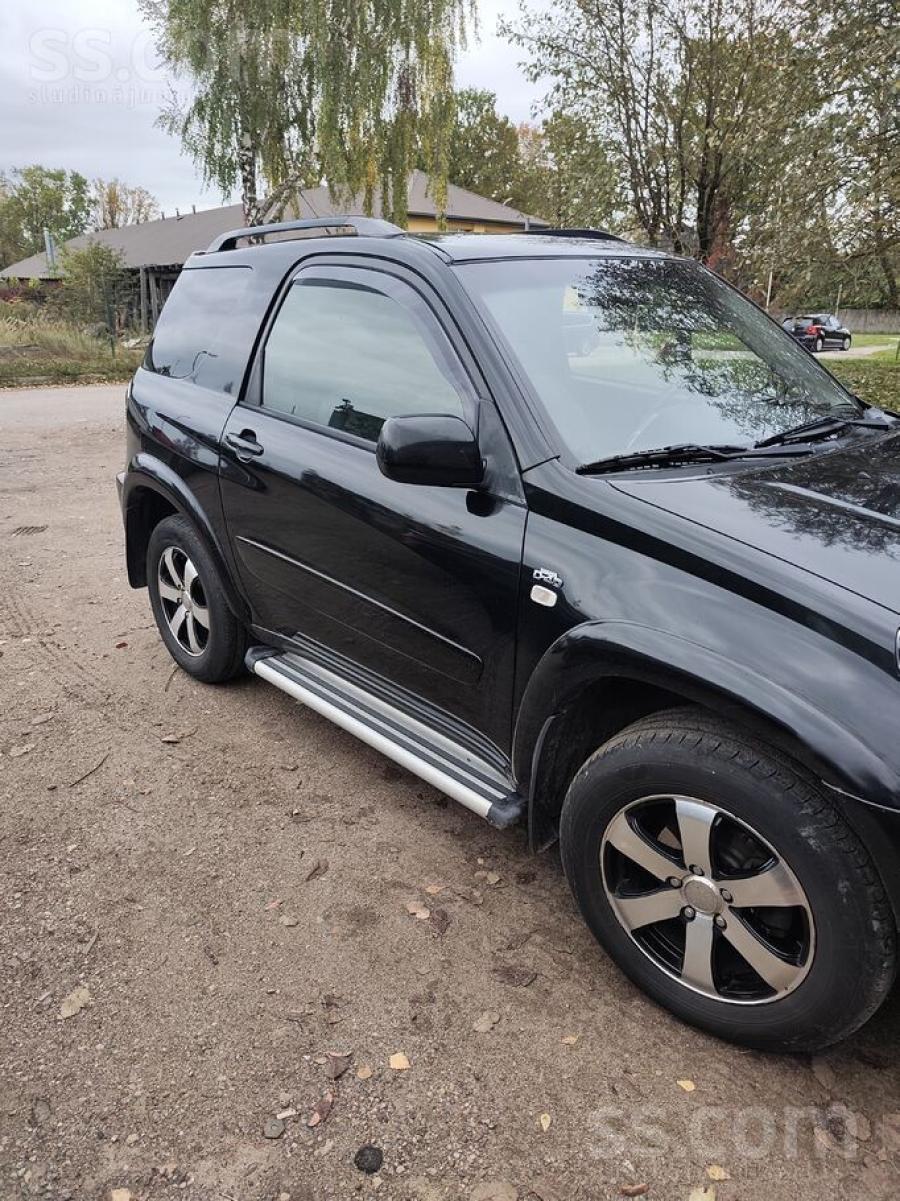 Black Toyota RAV4 2005 in Jelgava, with an engine capacity of 2.00 L and mileage of 264 thousand km for 3950 €, photo 3 on AUTOMOTO.COM.LV