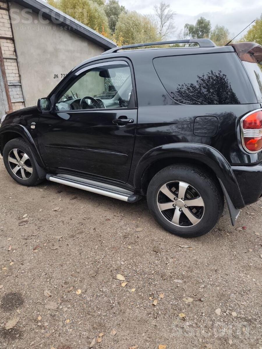 Black Toyota RAV4 2005 in Jelgava, with an engine capacity of 2.00 L and mileage of 264 thousand km for 3950 €, photo 4 on AUTOMOTO.COM.LV