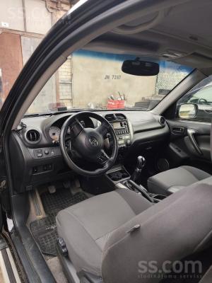 Black Toyota RAV4 2005 in Jelgava, with an engine capacity of 2.00 L and mileage of 264 thousand km for 3950 €, photo 6 on AUTOMOTO.COM.LV